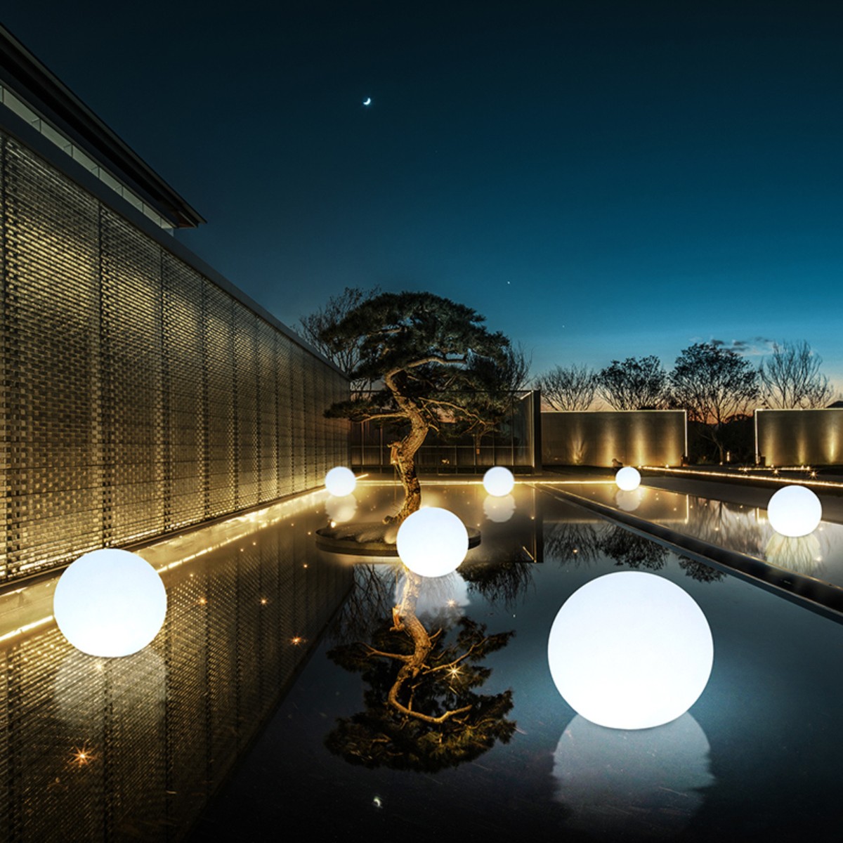 Holidynamics - Dynamic Illumination RGB LED Orb Color Changing 24"